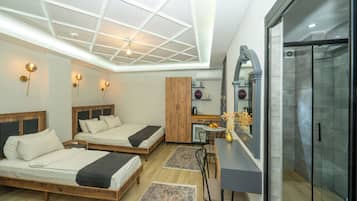 Quarto Quádruplo Deluxe | Roupa de alta qualidade, cofre no quarto, cortinas/cortinados opacos