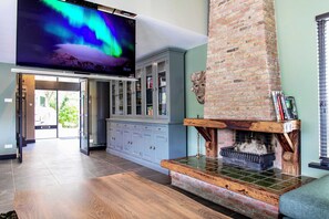 Villa | Sala de estar | Smart TV de 100 cm com canais digitais