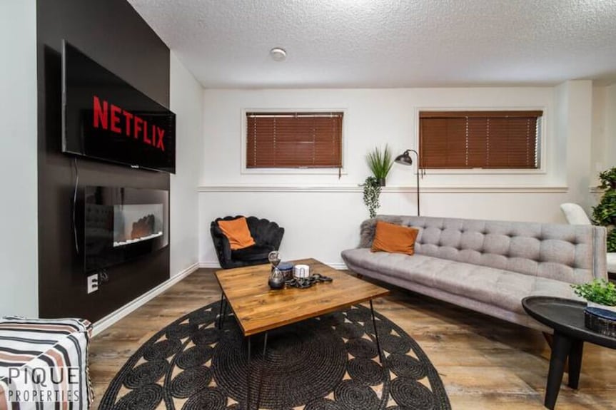 Chic Modern Vibes - King Bed - Fireplace - Sleeps 4 - Wifi - Alberta