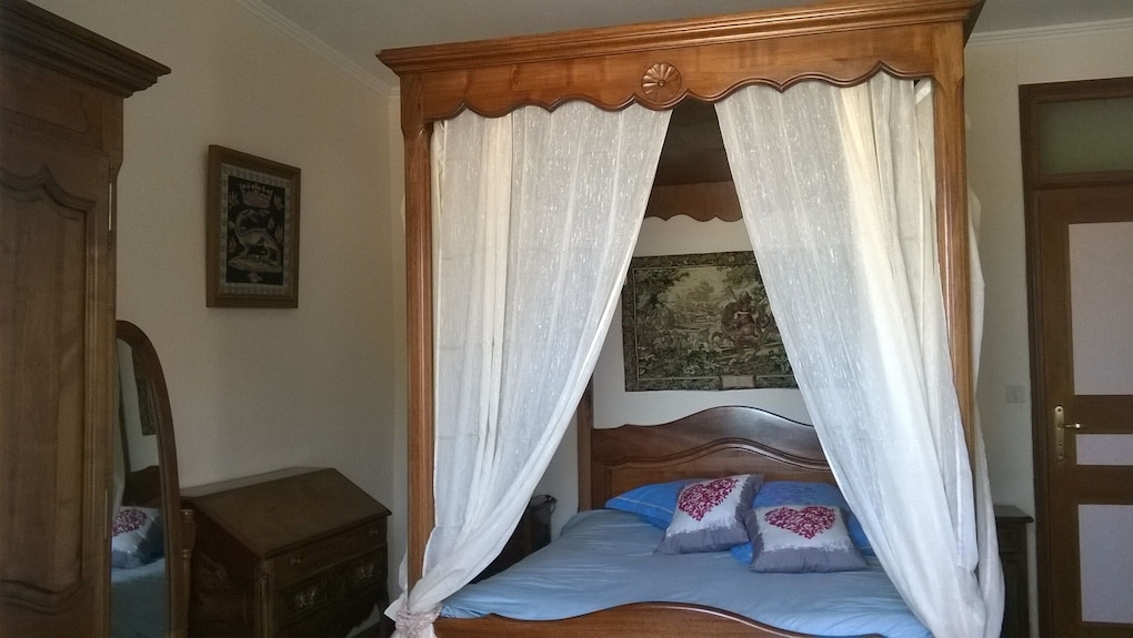 La Maison Des Vendangeurs Au Milieu Des Vignes - Charente