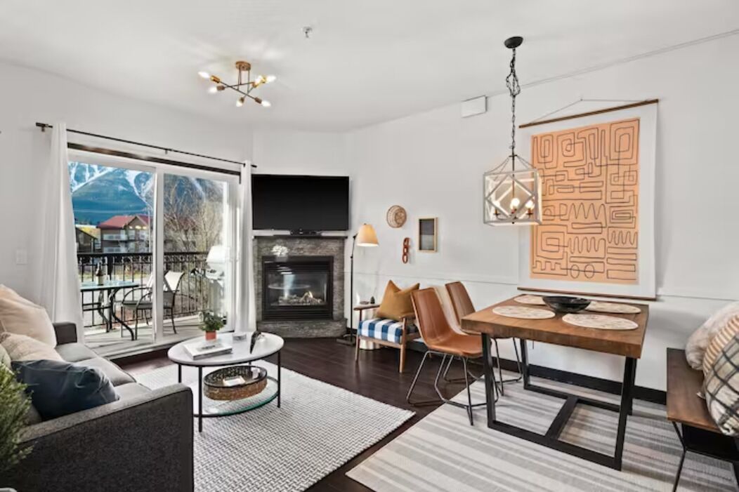 Luxury 3b Mountain Views - Pool & Hottub - Sleeps 10 - Canmore