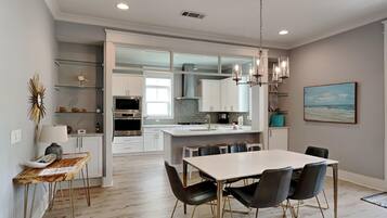 Casa, várias camas, pátio | Cozinha privada | Um frigorífico, um micro-ondas, um forno, uma placa de cozinha