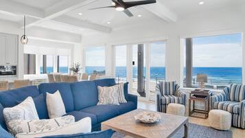 Casa, várias camas, pátio, vista para o oceano (#8) | Sala de estar | TV de ecrã plano, lareira