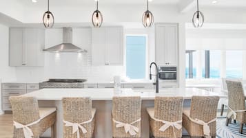 Casa, várias camas, pátio, vista para o oceano (#8) | Cozinha privada | Um frigorífico, um micro-ondas, um forno, uma placa de cozinha