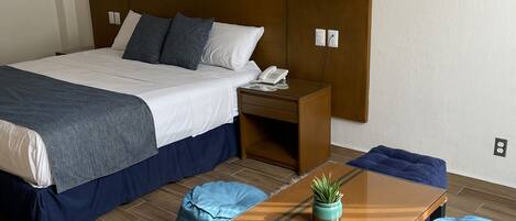 Estúdio Deluxe, 1 cama king-size, banheira de hidromassagem grande | Ferro/tábua de engomar, Wi-fi grátis, roupa de cama fornecida