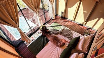 1 quarto, com decoração personalizada, roupa de cama fornecida