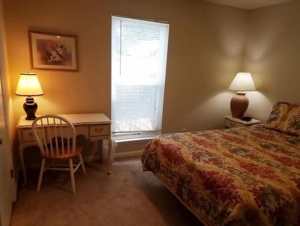 Family Size Home, Just Outside Atl, Close To Lake Lanier, Stone Mnt, And I-85. - Johns Creek, GA