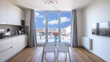 Executive Apartment with Terrace | Cozinha privada | Frigobar, micro-ondas, lava-louças, cafeteira/chaleira
