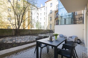 Deluxe Two Bedroom Apartment with Private Patio | Terraço/pátio interior