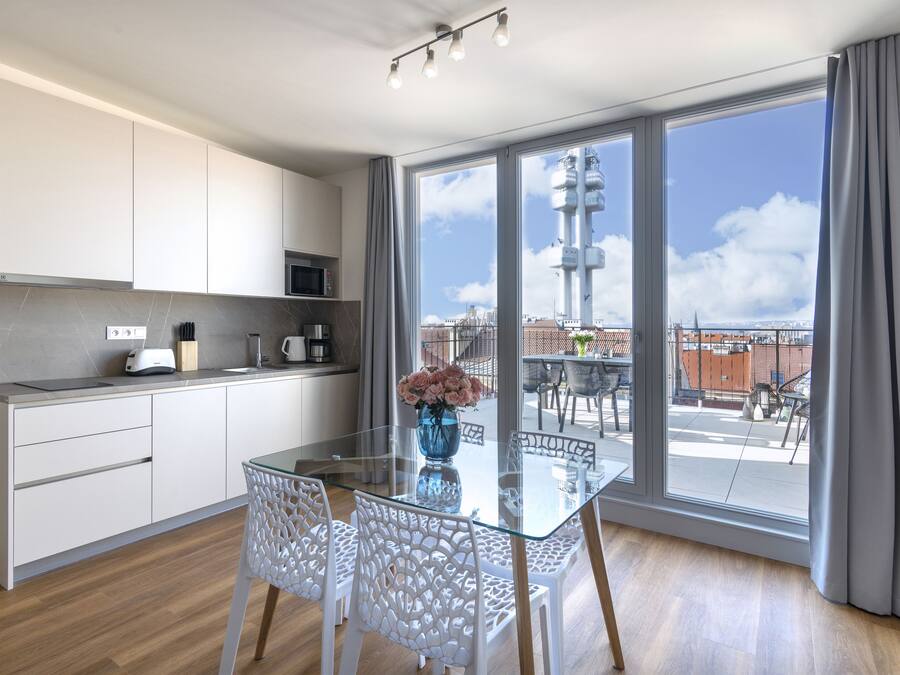 Executive Apartment with Terrace | Sala de estar | Smart TV de 43 polegadas com canais de TV premium