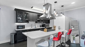 Estúdio Standard | Cozinha privada | Um frigorífico/congelador grande, um micro-ondas, um forno