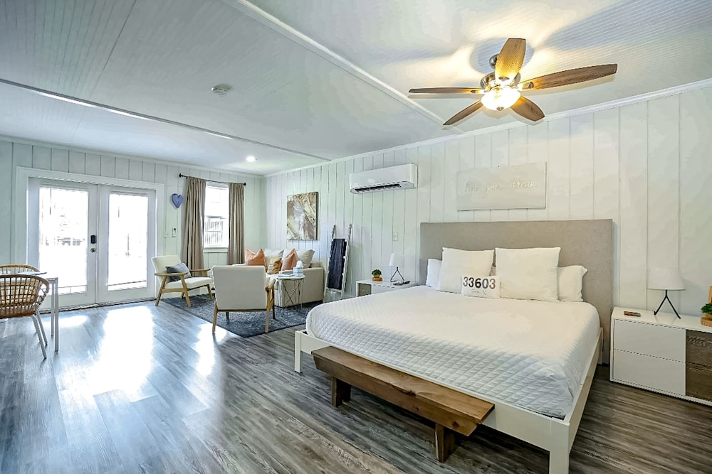 Dog-friendly Cottage Near Downtown Tampa & Attractions With Central Ac & W/d - Tampa, FL