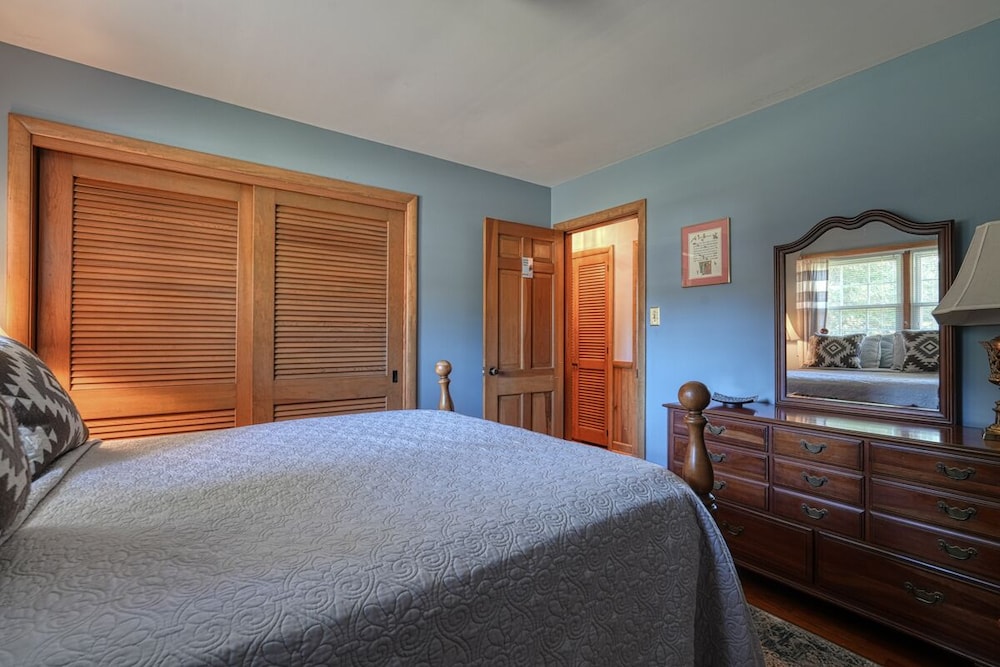 Tranquil And Stylish 4br House Surrounded By Nature In Spartanburg - Spartanburg, SC