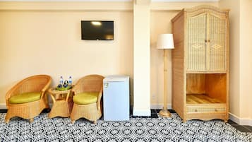 Quarto triplo executivo | Camas com colchões de espuma com sistema de memória, frigobar