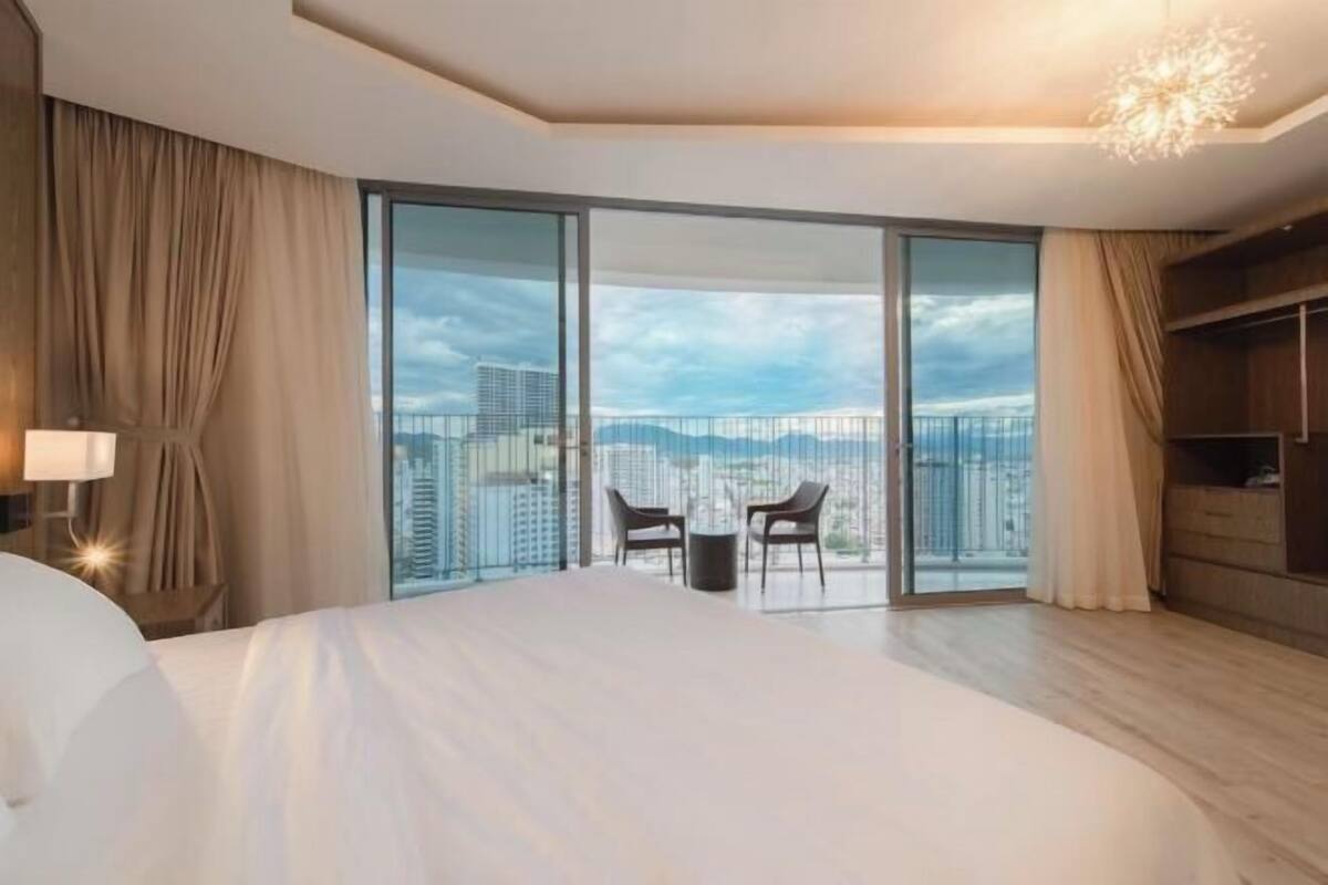 Escrivaninha, cortinas blackout, quartos à prova de som