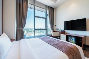 Quarto Duplo Deluxe, 2 camas queen-size, Vista para a cidade | Roupa de alta qualidade, minibar, cofre no quarto