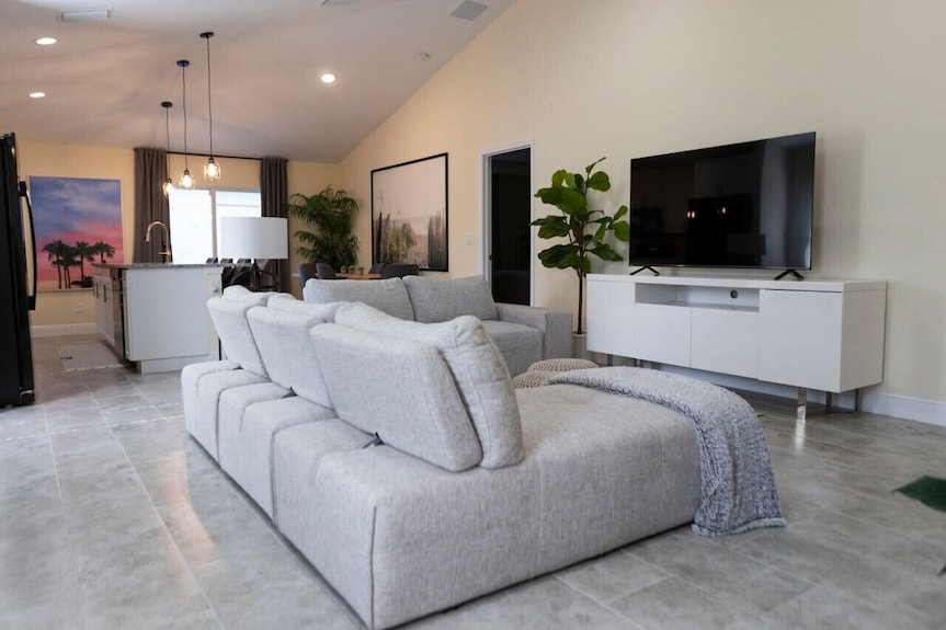 West Palm Getaway | Hot Tub + Mini Golf | Near Beaches + Malls + Downtown - West Palm Beach, FL