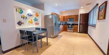 Apartamento básico, 2 quartos | Cozinha privada | Geladeira grande, micro-ondas, cooktop, lava-louças