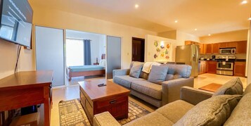 Apartamento básico, 2 quartos | Área de estar
