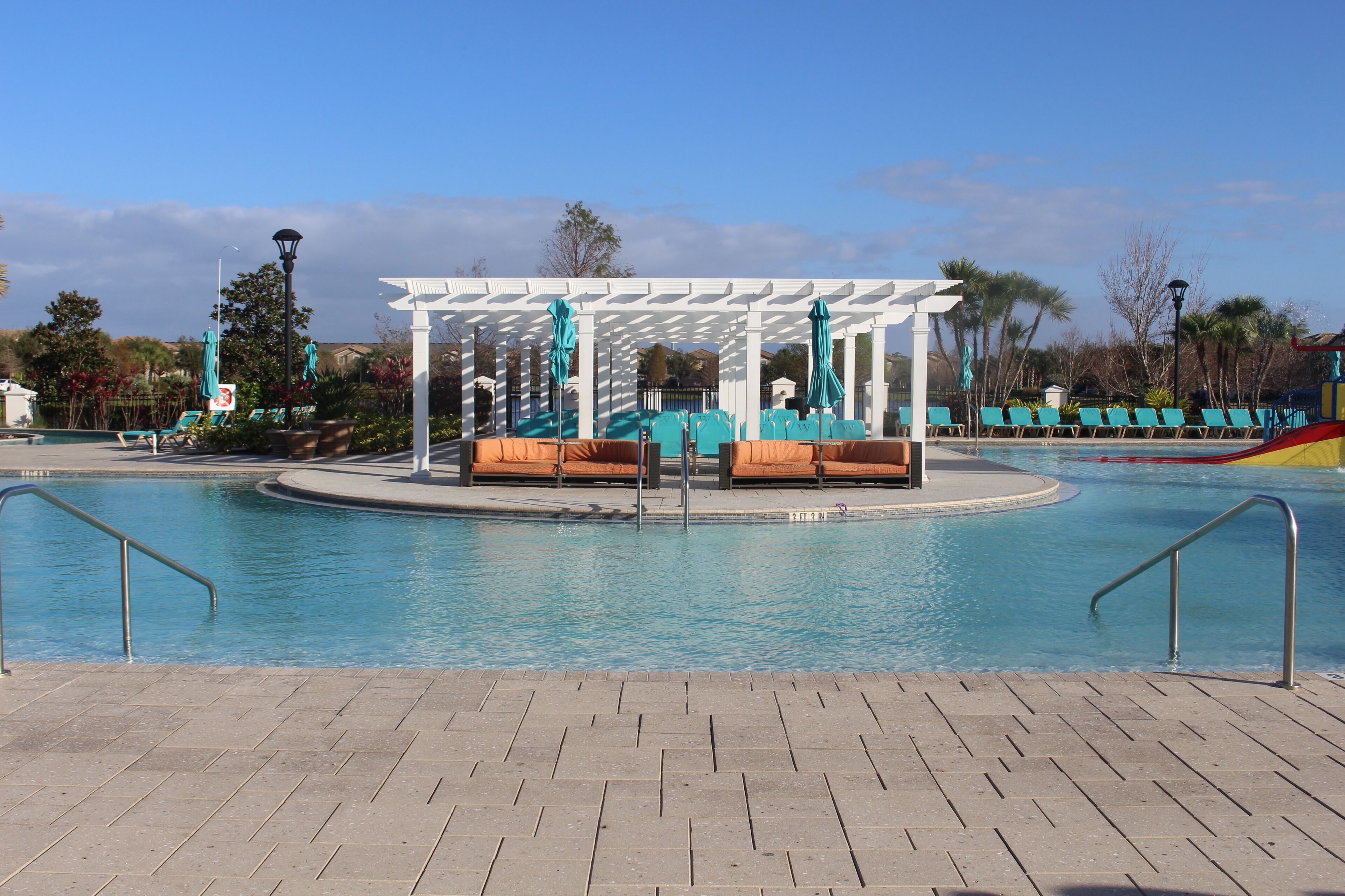 Piscina externa, guarda-sóis, espreguiçadeiras