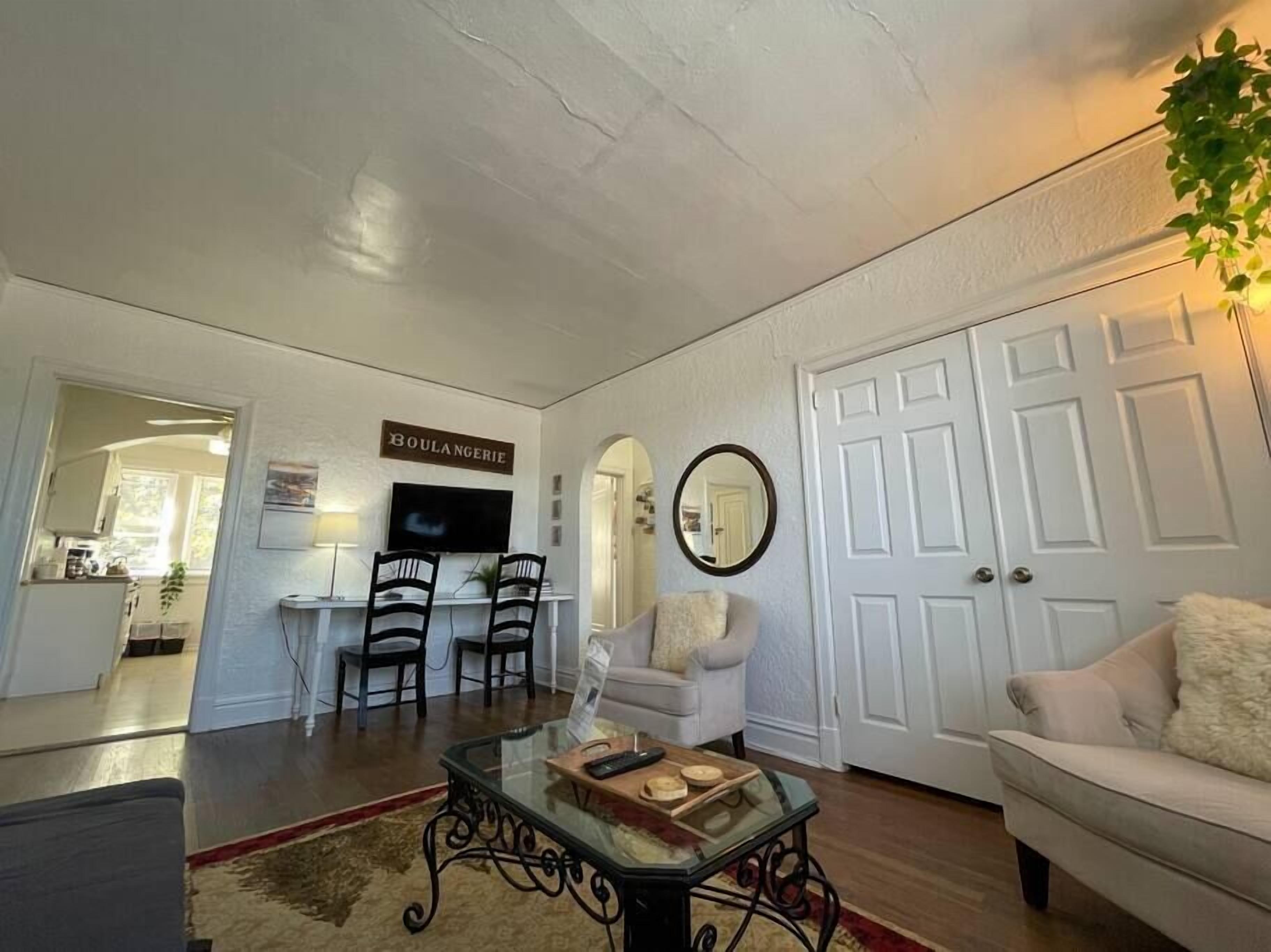 Comfy Walk To Forest Park! - Kirkwood, MO