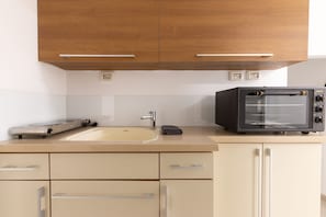 Geladeira grande, micro-ondas, cooktop, lava-louças