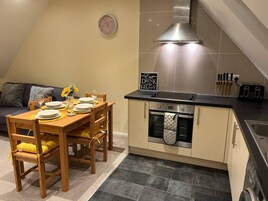 Apartamento | Cozinha privada | Um frigorífico, um micro-ondas, um forno, uma placa de cozinha 
