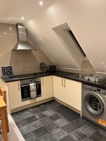 Apartamento | Cozinha privada | Um frigorífico, um micro-ondas, um forno, uma placa de cozinha 