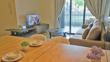 Apartamento Deluxe, 2 quartos, vista para a piscina, no rés do chão | Refeições no quarto