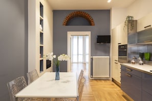 Apartamento Design | Cozinha privada | Um frigorífico/congelador grande, um forno, uma placa de cozinha 