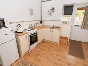 Um frigorífico, uma chaleira elétrica, uma torradeira 