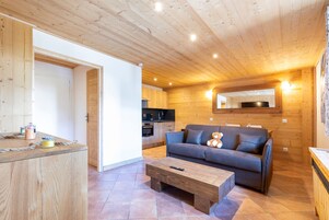 Apartamento, casa de banho anexa (au cœur de Megève ) | Sala de estar | TV de ecrã plano 