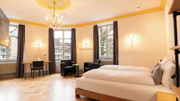 Quarto Duplo Superior | Edredões de penas, cofre com capacidade para portátil, secretária