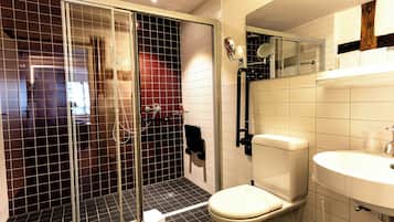 Quarto Duplo Superior | Casa de banho | Um secador de cabelo, toalhas fornecidas, sabão, champô