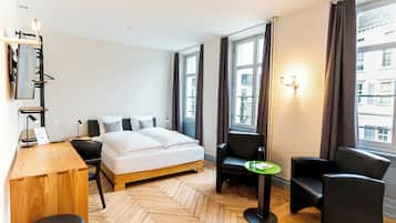 Quarto Duplo Comfort | Edredões de penas, cofre com capacidade para portátil, secretária