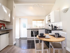 Geladeira, chaleira elétrica, torradeira