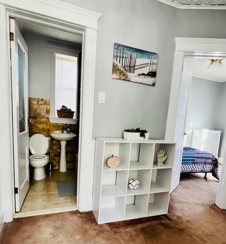 Cozy Home. 25 Minutes To Times Square Area - Edgewater, NJ