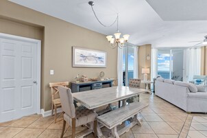 Condo conforto, 3 quartos, para não fumantes, vista para a praia | Opções para refeição no quarto