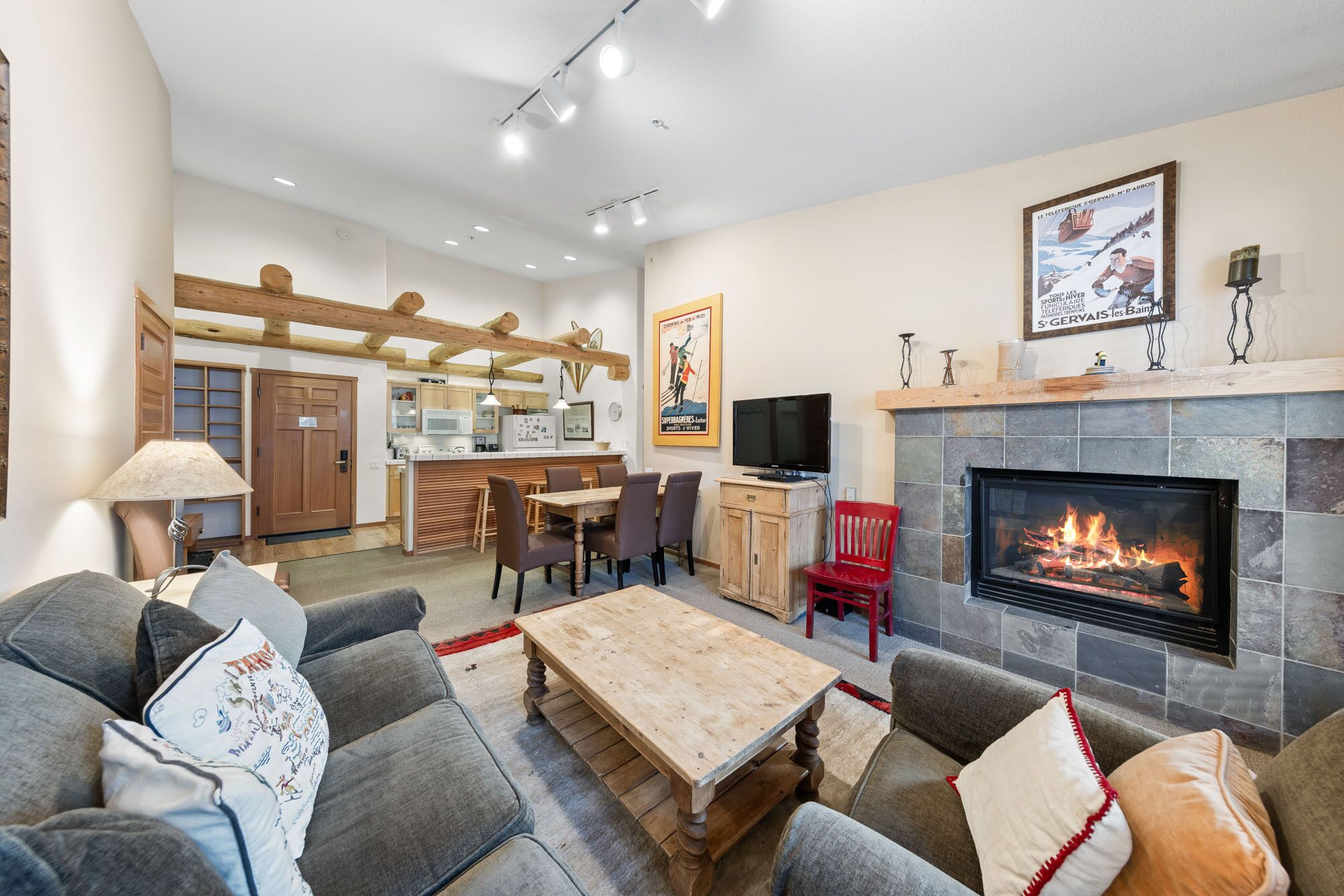 800 | Upper 2bd Retreat - A/c, Pool + Easy Parking - Tahoe City, CA