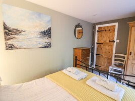 2 quartos, com decoração personalizada, com mobília individualizada 