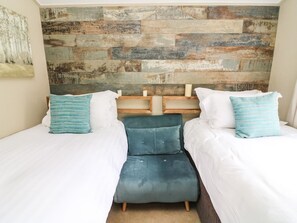 2 quartos, com decoração personalizada, com mobília individualizada 
