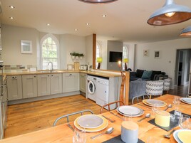 Um frigorífico, uma máquina de lavar louça, uma chaleira elétrica 