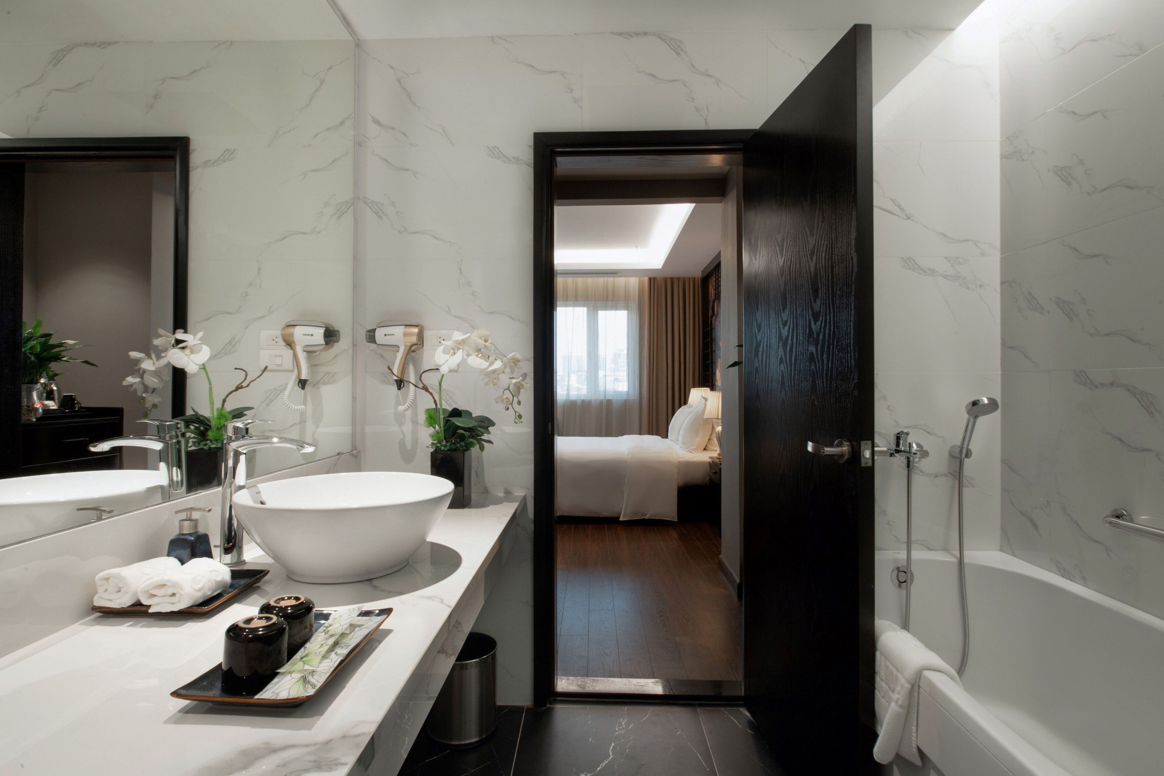 Quarto Duplo ou Twin Premier, Vista para a cidade (Signature Double City View) | Casa de banho | Uma combinação polibã/banheira, um chuveiro fixo, um secador de cabelo 