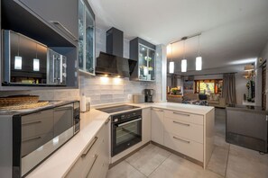 Um frigorífico/congelador grande, um micro-ondas, um forno 