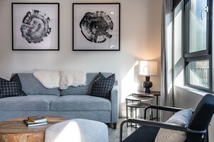 Apartamento em Condomínio Fechado | Sala de estar | Televisor de ecrã plano de 40 polegadas com canais por cabo, lareira 