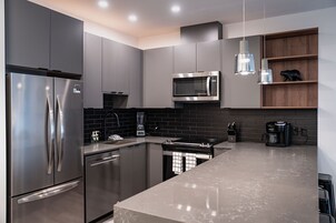 Apartamento em Condomínio Fechado | Cozinha privada | Um frigorífico, um micro-ondas, um forno, uma placa de cozinha 