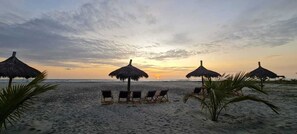 Uma praia privada, praia de areia branca, bares na praia