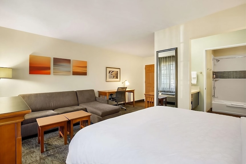 Discover San Diego: Comfortable Suites W/ Pool, Breakfast & Pet-friendly Stay! - San Diego, CA