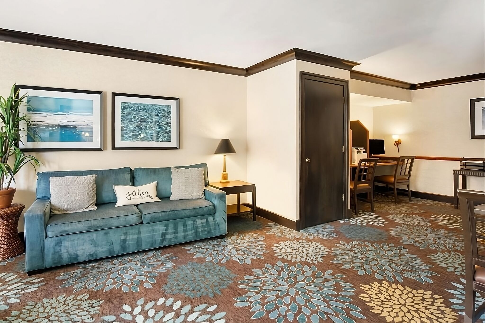 San Diego Escape: Suites With Pool, Breakfast, Parking & Close To Attractions! - San Diego, CA