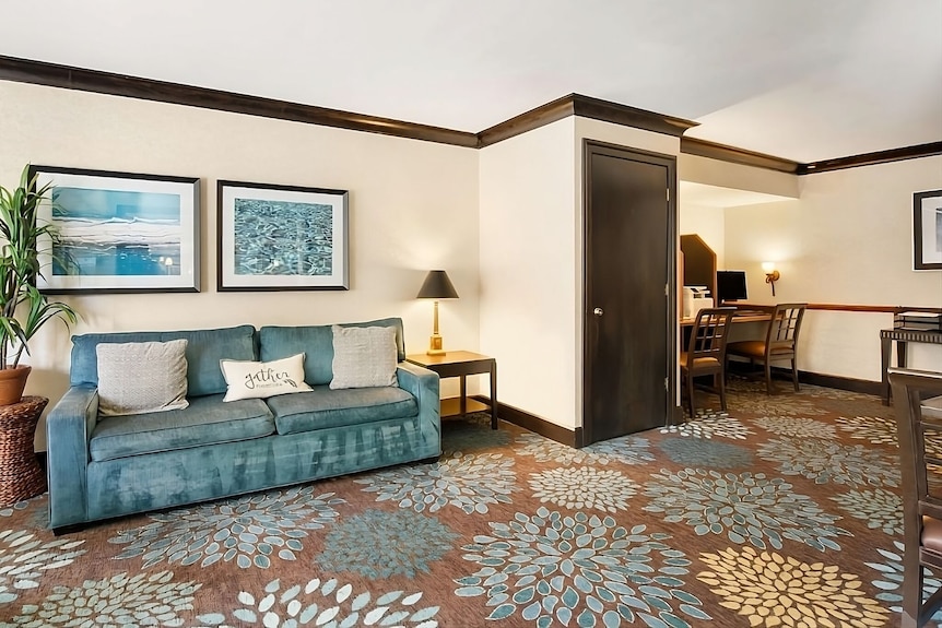 San Diego Escape: Suites With Pool, Breakfast, Parking & Close To Attractions! - San Diego, CA